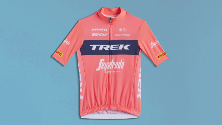 Trek-Segafredo : le maillot 2023 dévoilé par Santini - velopack