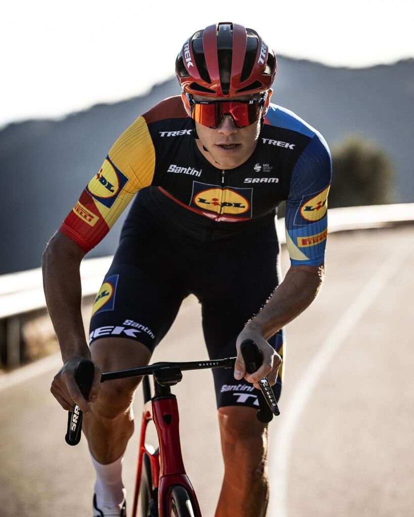 Giro 2024 : les maillots des équipes engagées - velopack