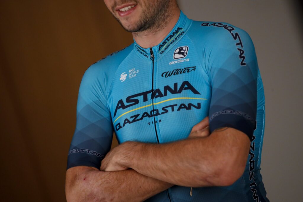 Astana dévoile son "nouveau" maillot pour la saison 2023