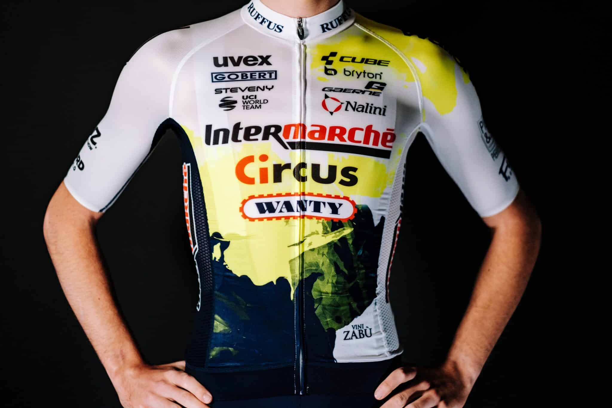 Nalini présente le maillot 2023 d'Intermarché Circus Wanty