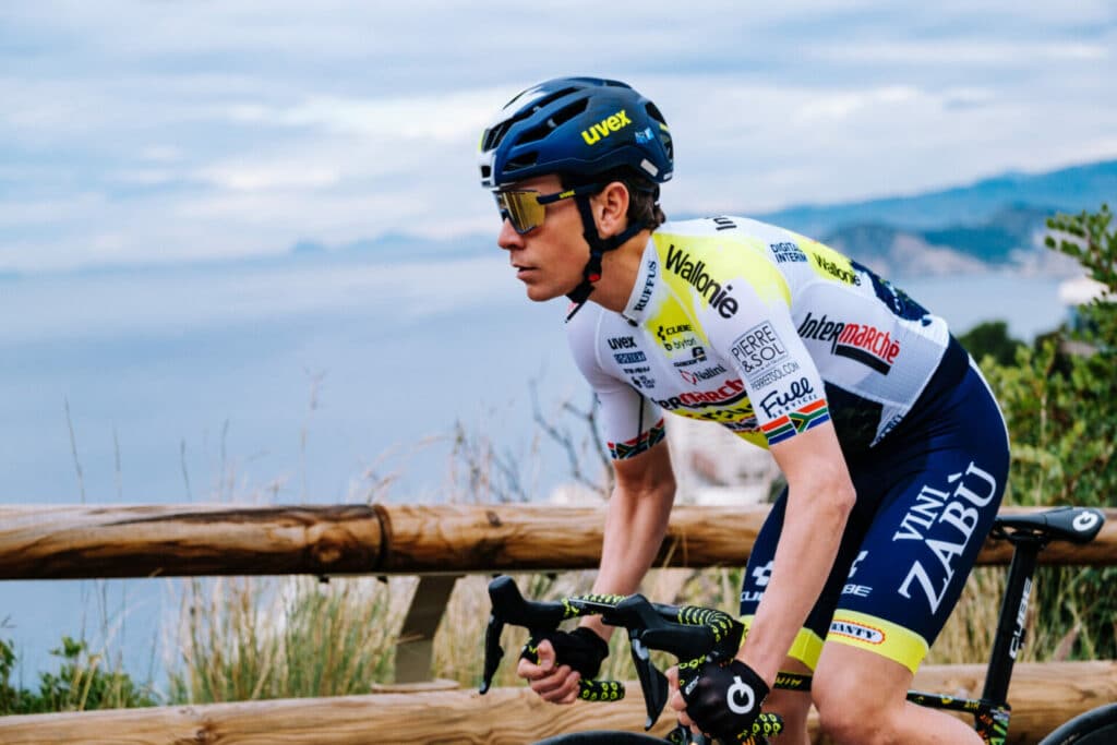 Intermarché Circus Wanty roulera avec des casques de velo Uvex