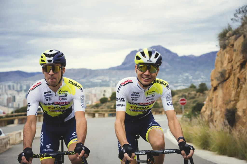 Intermarché Circus Wanty roulera avec des casques de velo Uvex