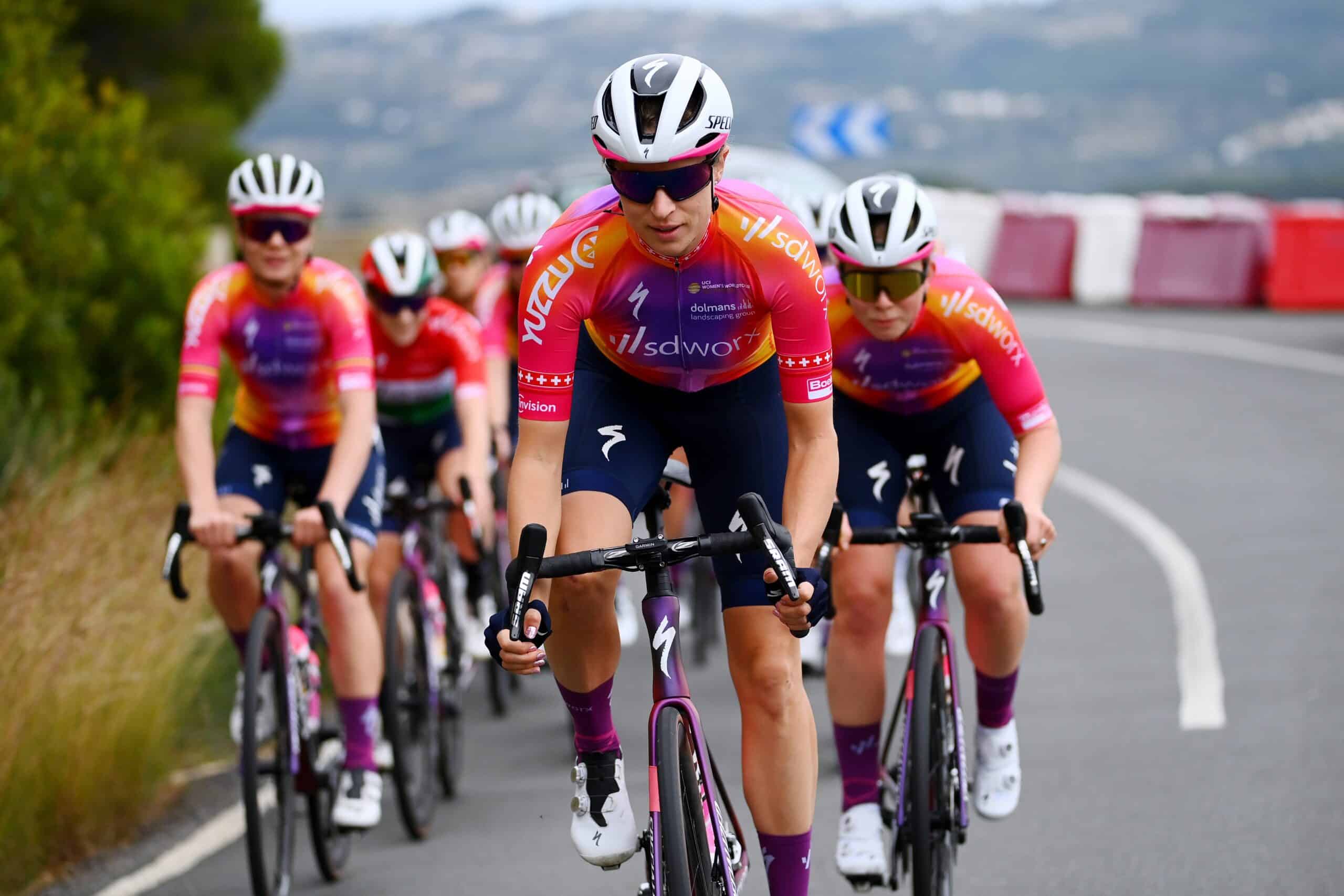 Team SD Worx présente un maillot 2023 très coloré - velopack