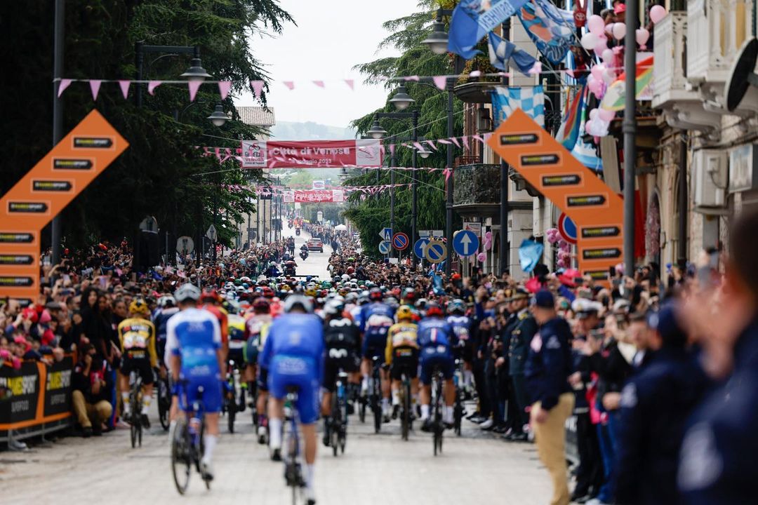 Giro 2023 : les maillots des équipes engagées - velopack.