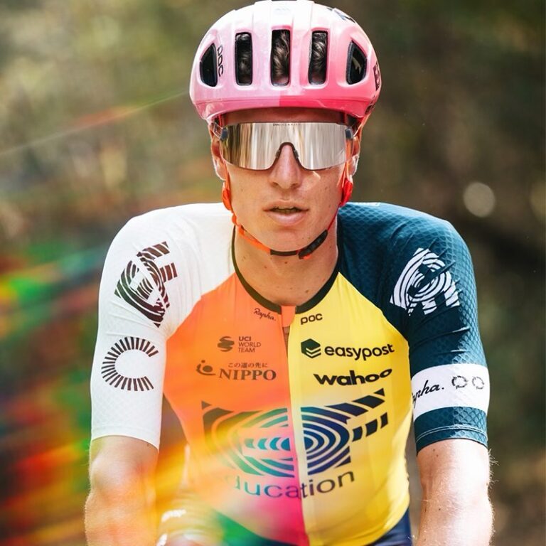 EF Education présente son maillot pour le Giro 2023 - velopack.