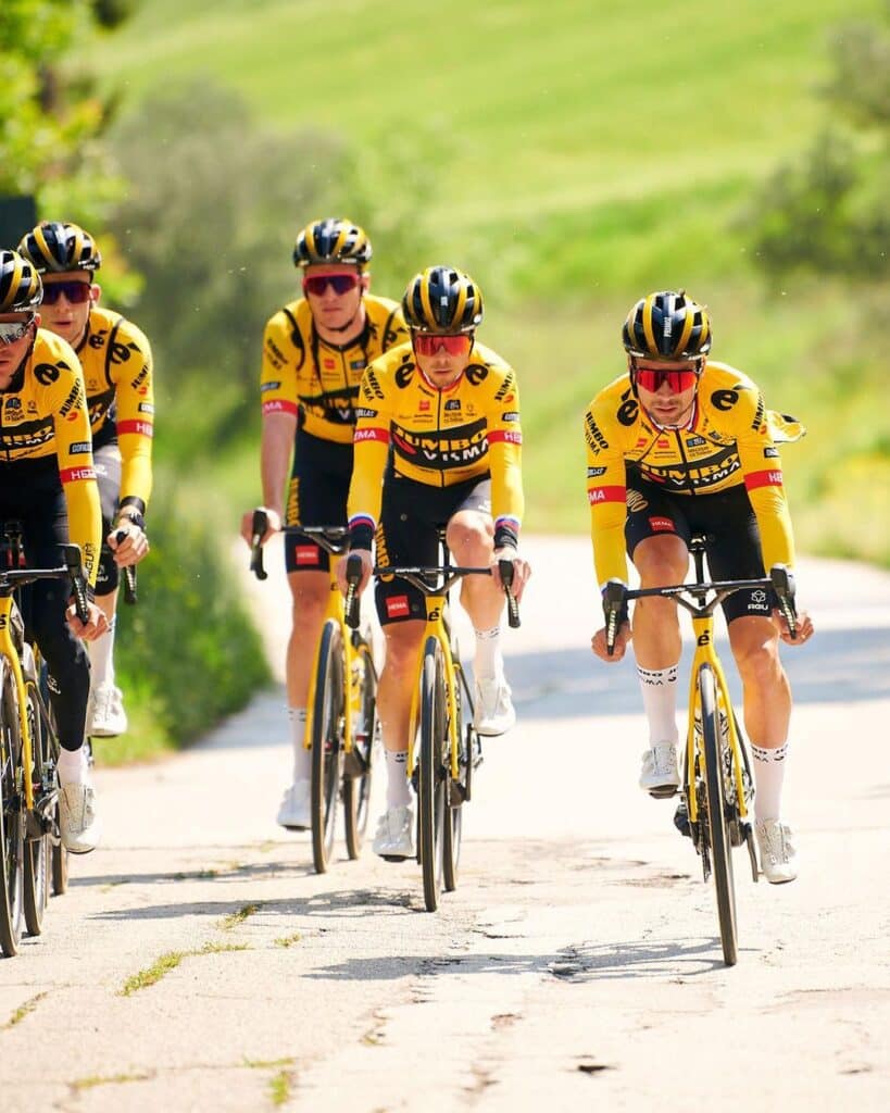 Giro 2023 : les maillots des équipes engagées - velopack.