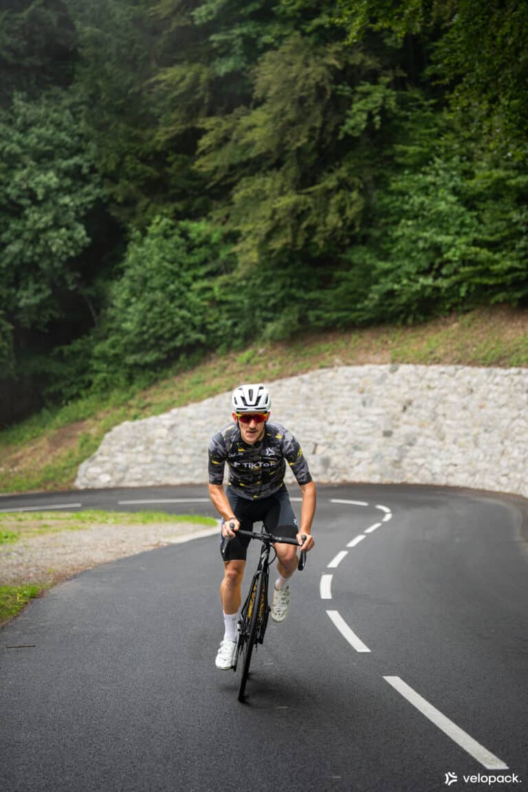 Étape du Tour : présentation du maillot du collectif velopack
