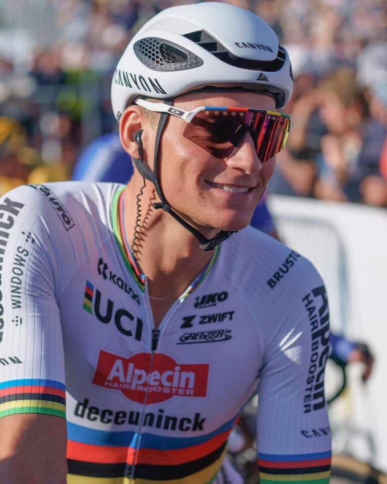 Mathieu Van Der Poel présente son maillot de Champion du Monde