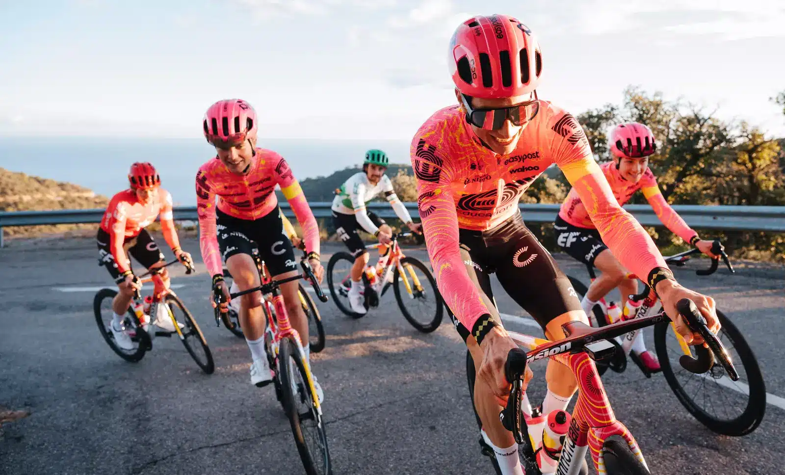EF Education - EasyPost avec un maillot rose et jaune pour 2024