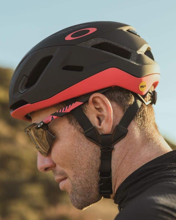 Oakley dévoile la Encoder Strike en édition Giro d'Italia 2024