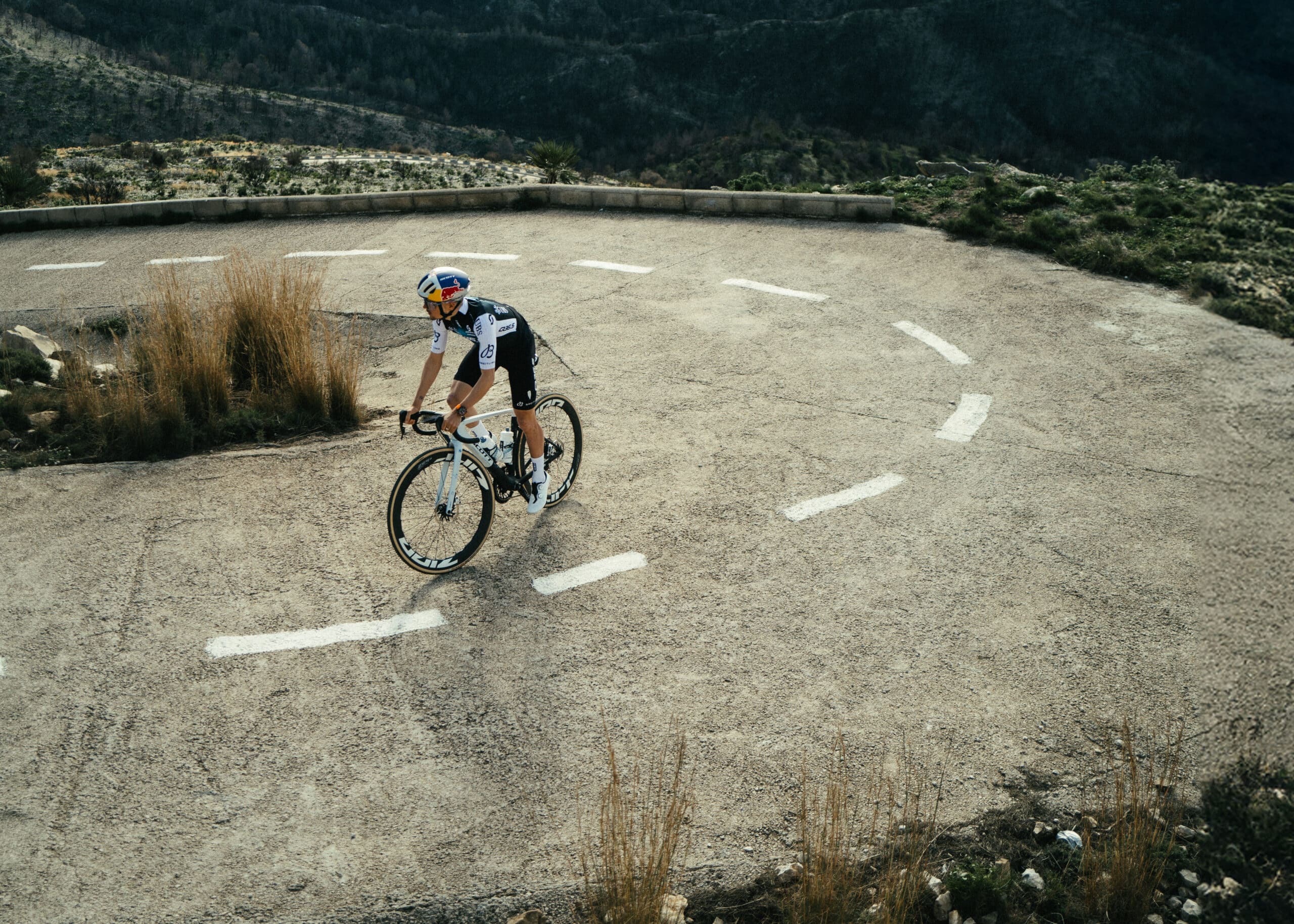 Pidcock dévoile le nouveau maillot de la Q36.5 Pro Cycling Team