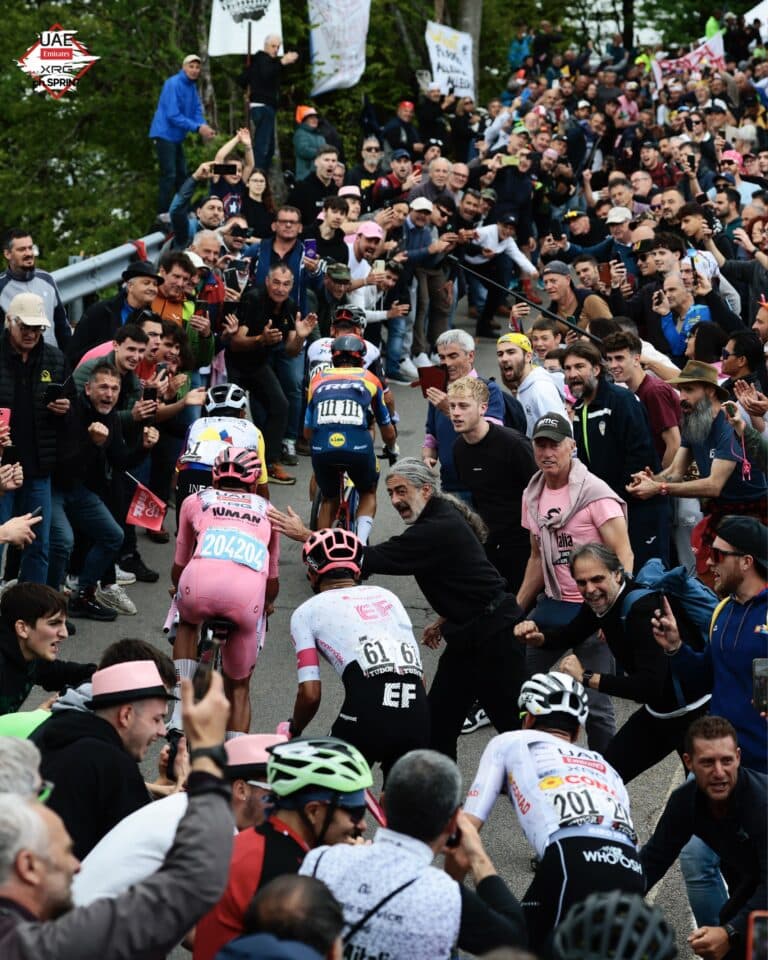 Pourquoi il y a un dossard bleu sur le Giro 2025