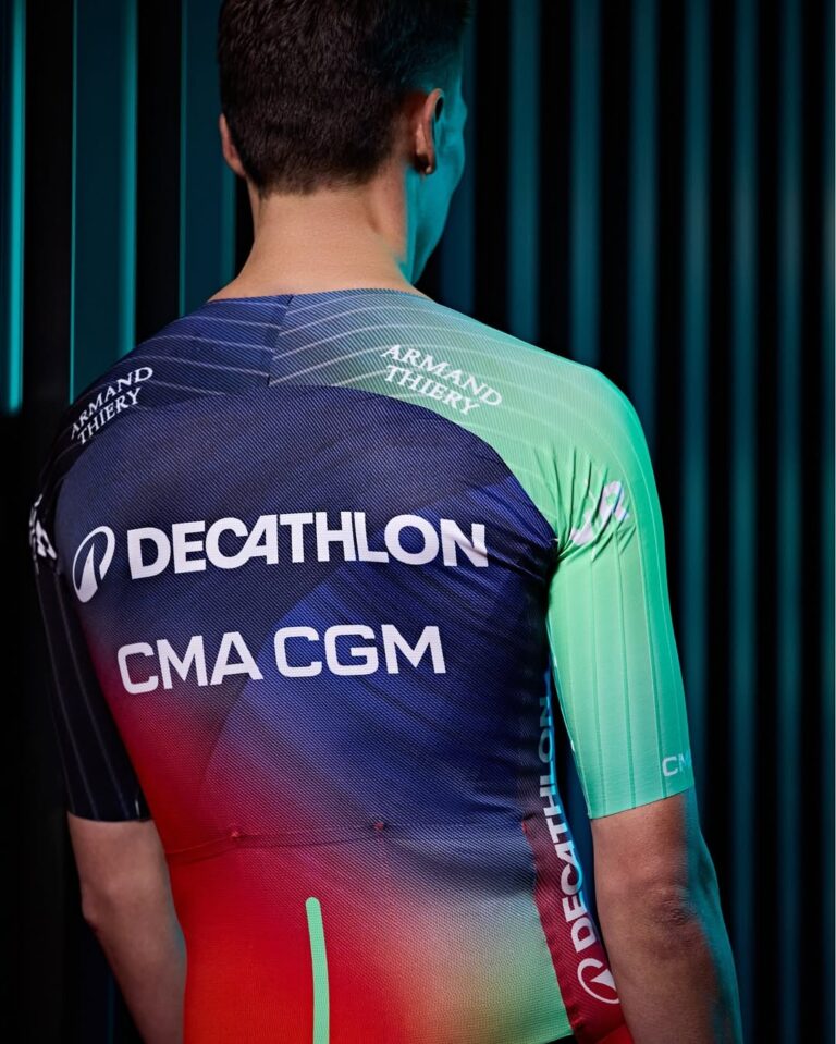 Le maillot 2026 de Décathlon CMA CGM Team dévoilé
